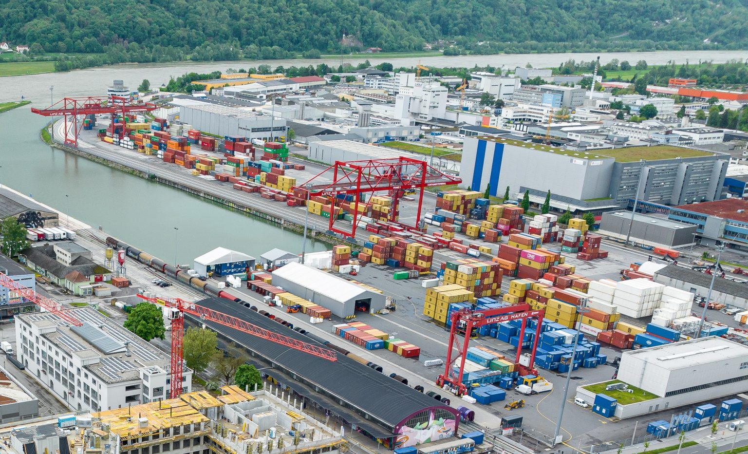 » Containerterminal: 5G-Campus-Netz beschleunigt Containerbewegungen ...